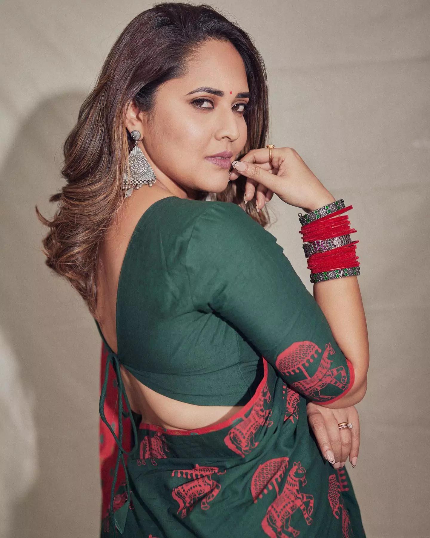 Handloom love | Anasuya's Muslin Saree & Boat Neck Blouse