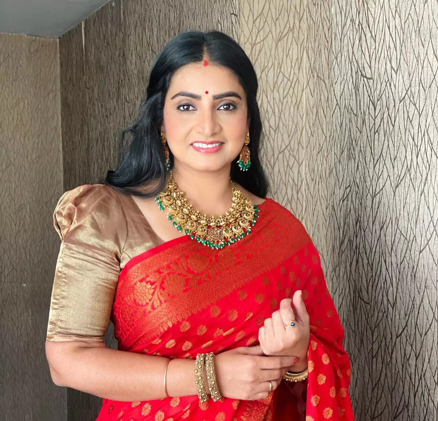 Special Saree for Special Evening | Sujitha Dhanush Red Banarasi