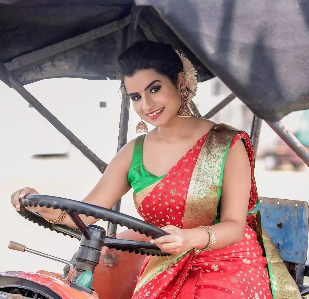 Sivaangi Krishnakumar in Farm Field : Perfect Location for Saree