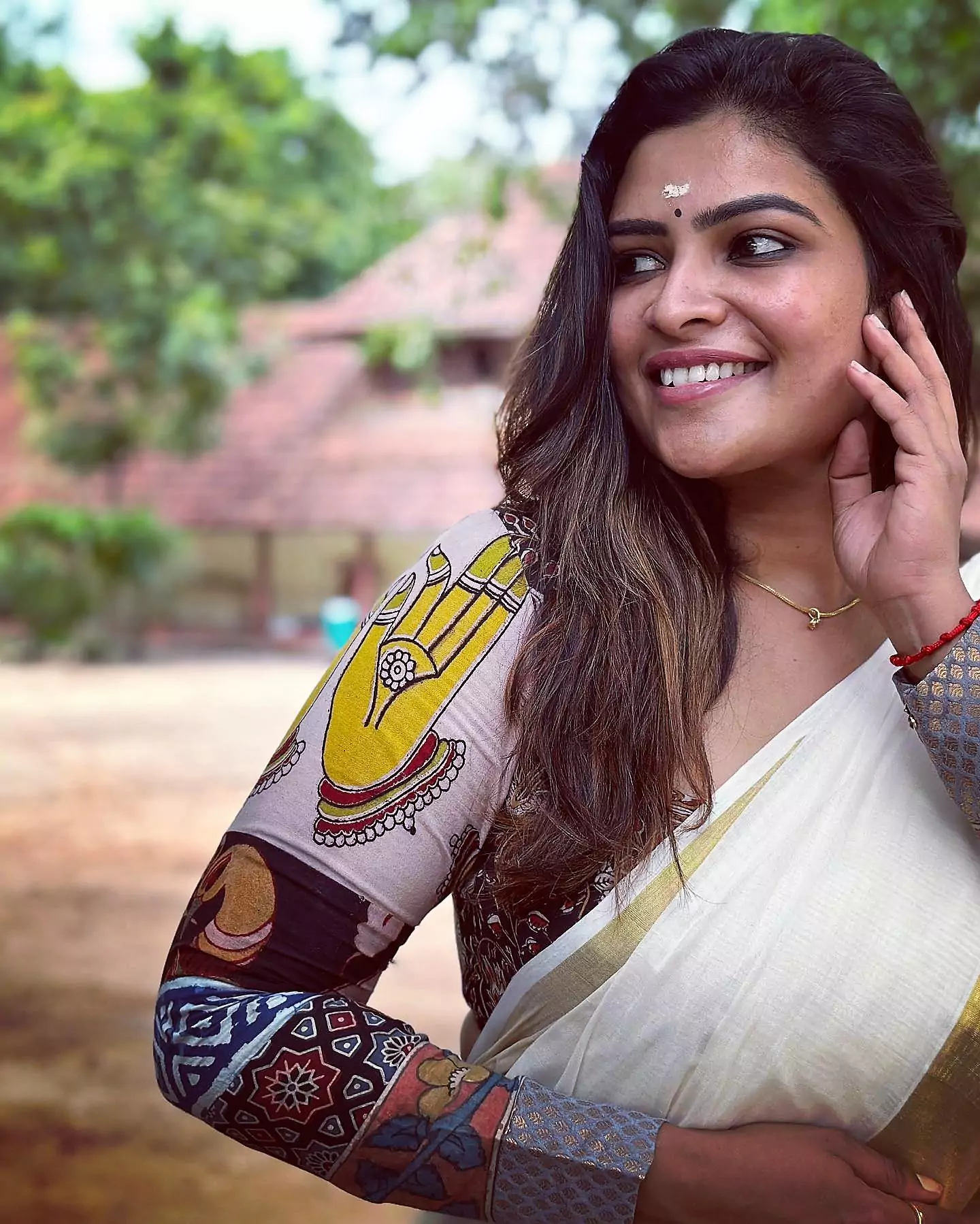 VJ Maheswari Embraces Her Traditional Roots in Kerala Kasavu...