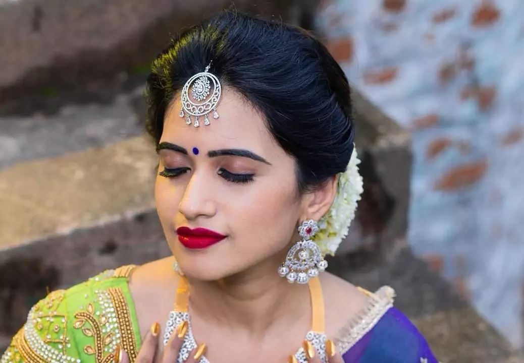 21 Ways to Style Your Hair with a Traditional Saree Inspired by...