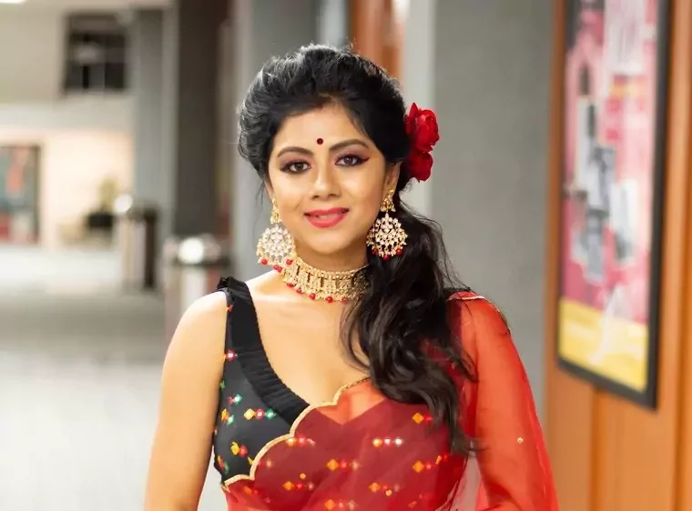 Ravishing Retro Chic: Adrija Basu's Stylish Saree Statement