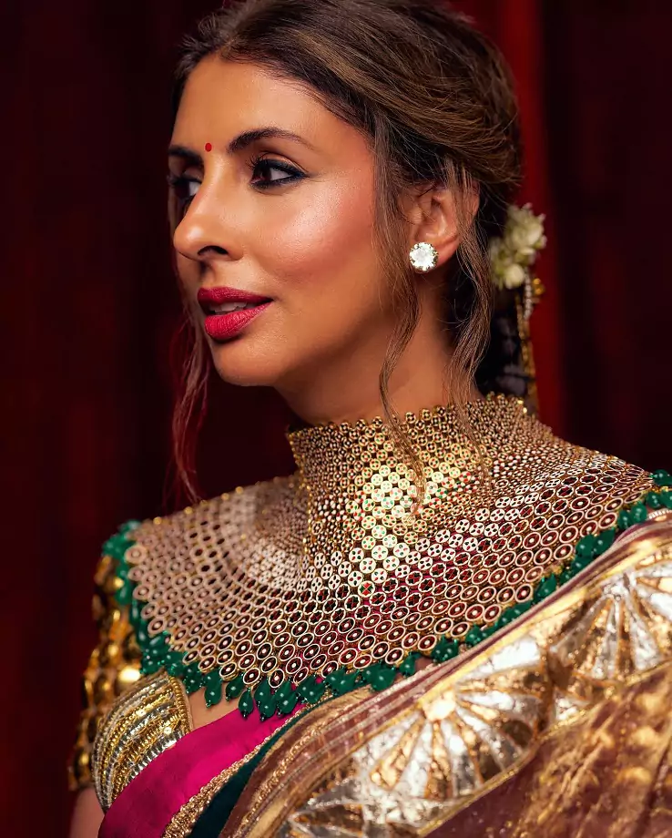 Shweta Bachchan's Traditional Attire Steals the Spotlight...