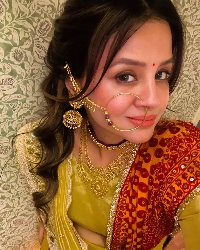 How to Style a Traditional Saree Like Sakshi Singh Dhoni...|