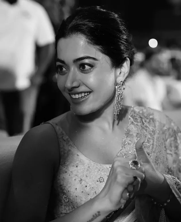 Rashmika Mandanna’s Grace in a Blush Pink Embroidered Saree...