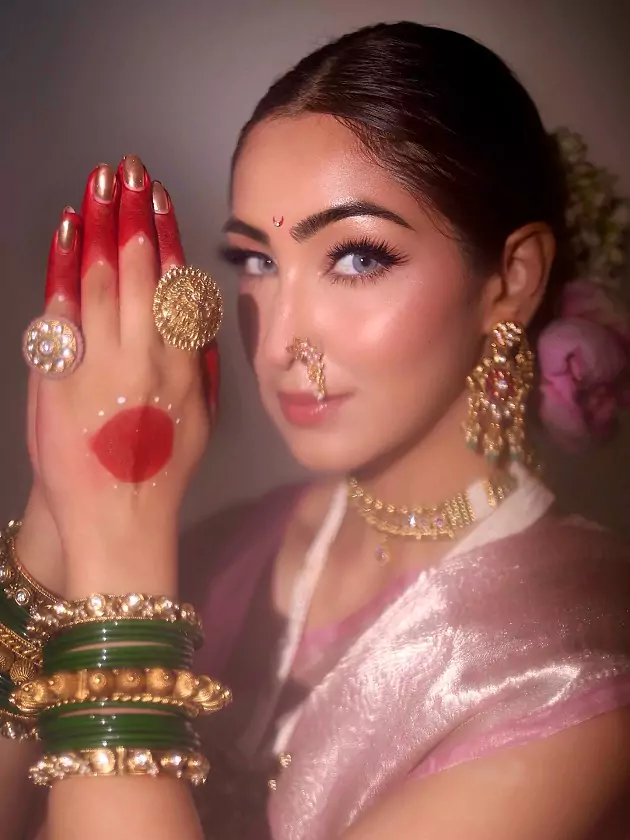 Saree, Gajra & Nath: Anmol Bhatia’s Elegant Festive Vibe